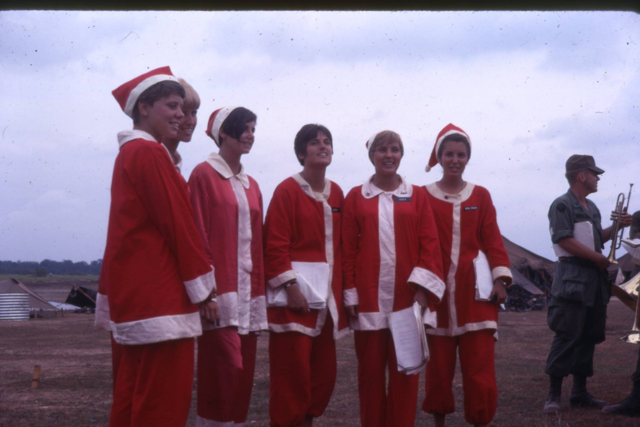 Soldiers Celebrating Christmas during the Vietnam War – CherriesWriter ...