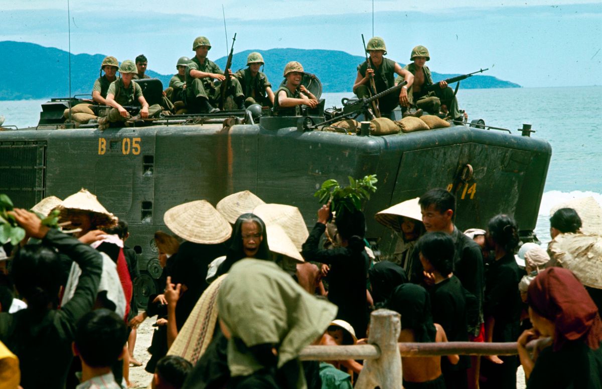 The First U.S. Combat Troops Arrived in Vietnam via a Beach Landing ...